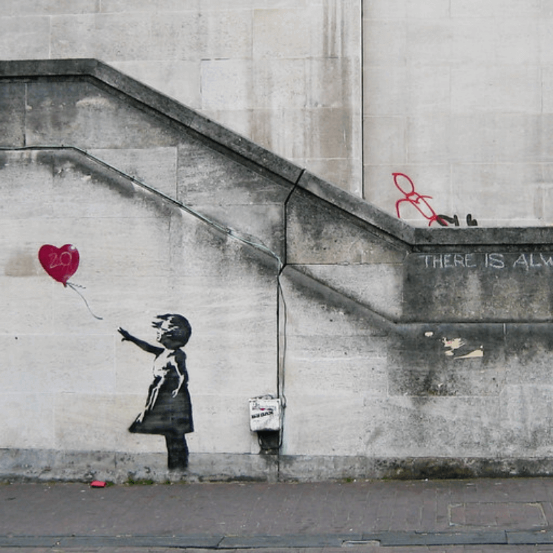 Qui est Banksy ? Biographie d'un Street-Artiste Légendaire